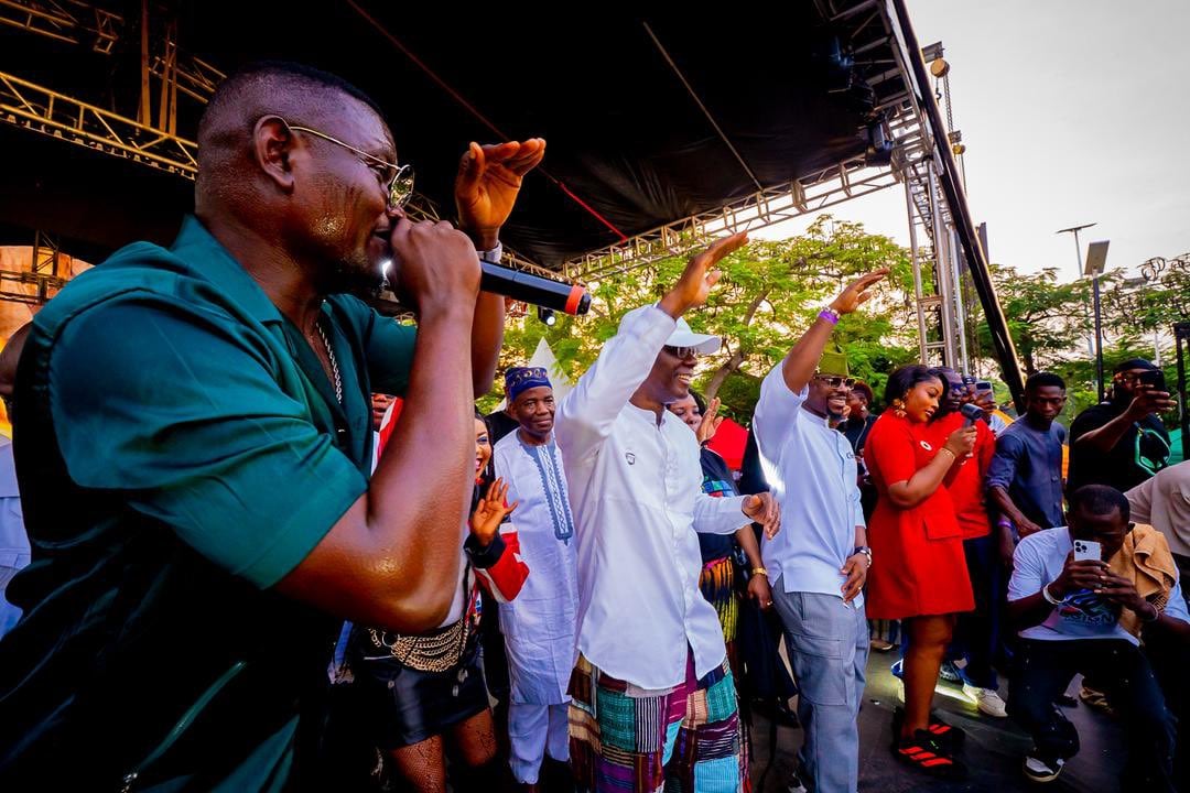 Pictorial: Sanwo-Olu shows cooking skills at Lagos food festival