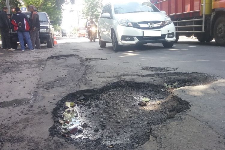 Beres diperbaiki, rusak lagi, ini biang kerok jalan berlubang di Indonesia