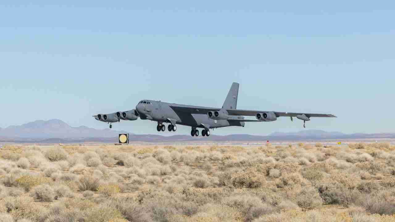 US Air Force påbegynder test af opgraderet B-52 efter installation af ...