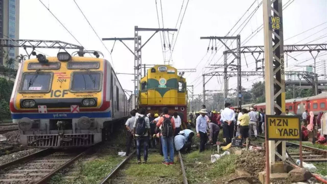 Maharashtra Badlapur station chaos: Angry passengers pull chain as ...