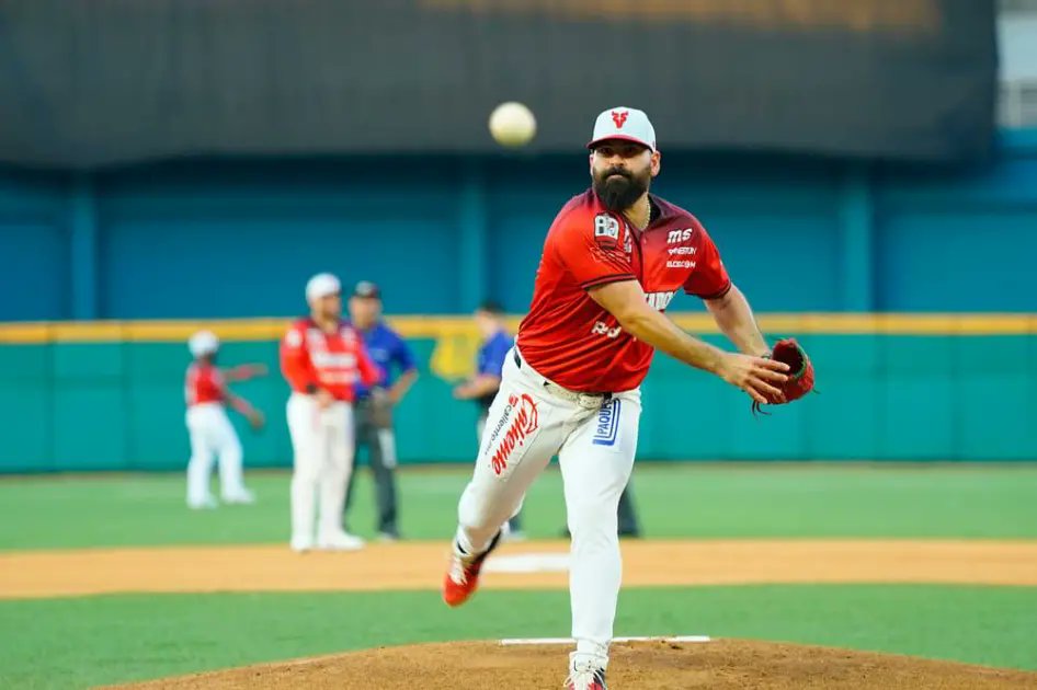 José Urquidy pacta con D'Backs y recibe invitación al spring training