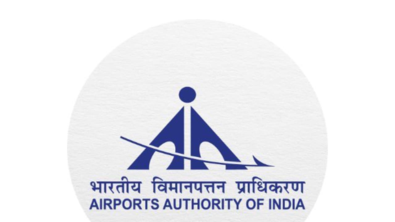 AAI issues flight advisory amid dense fog in Delhi, northern India