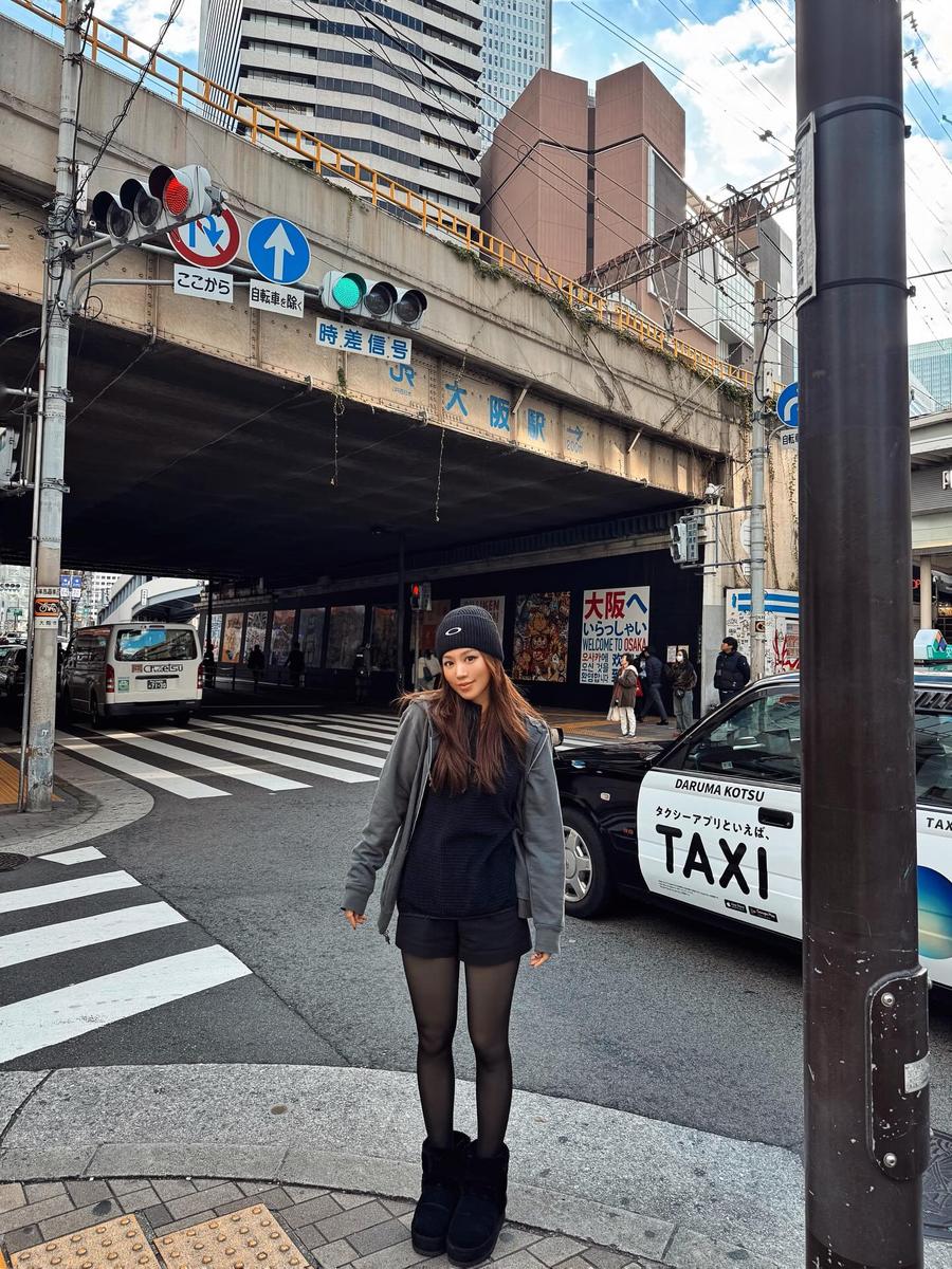 “SAKAAA”…김희정, 겨울 거리 위→여행자의 여유 가득한 미소