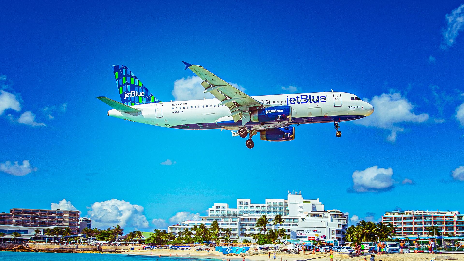 'Outrageous': JetBlue A320 narrowly avoids mid-air collision with US ...