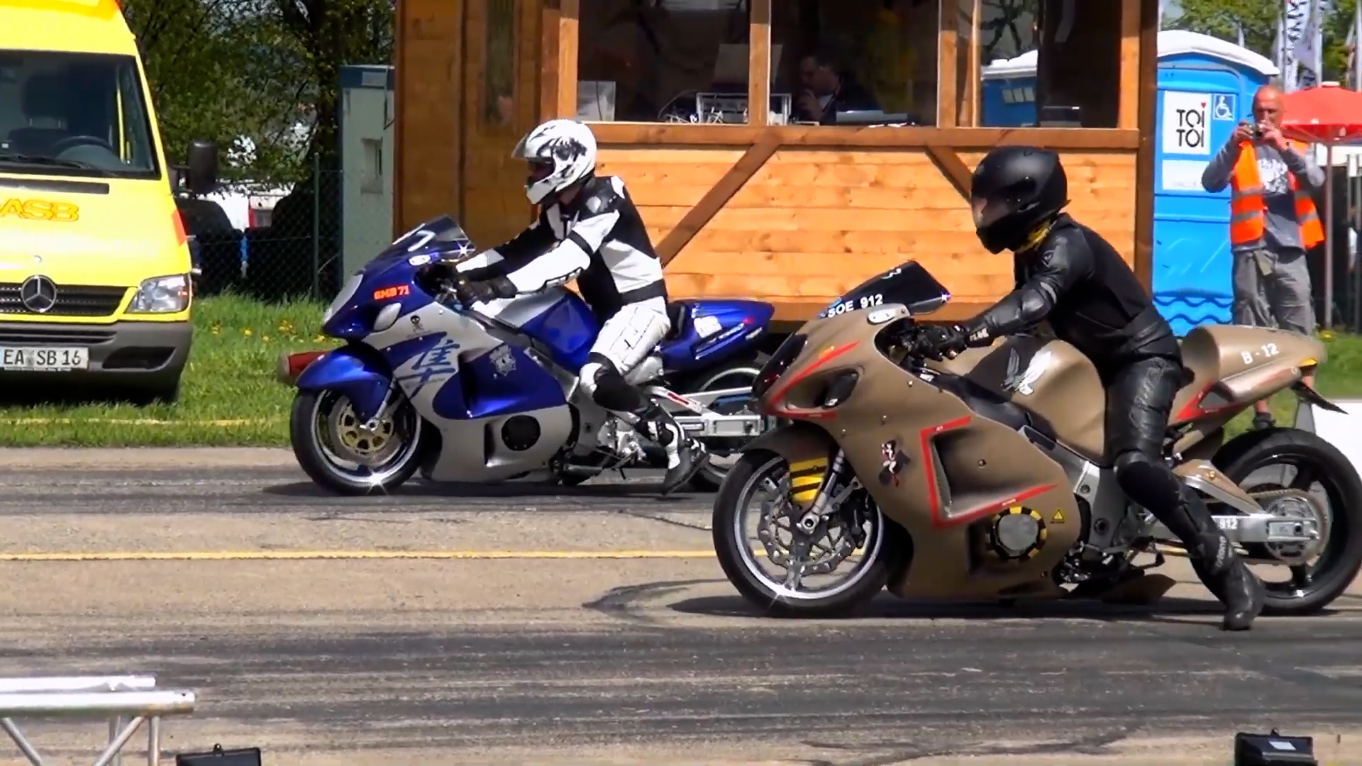 Dragrace tussen twee Suzuki Hayabusa's