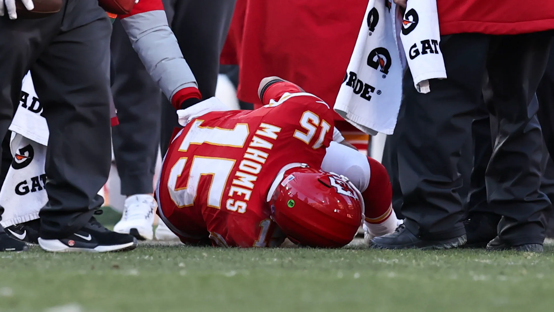 La leggenda Mahomes si fa male: compagni di squadra sconvolti. Le foto