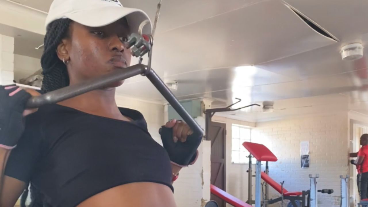 Fitness enthusiast tries to impress everyone at gym but the cable ...