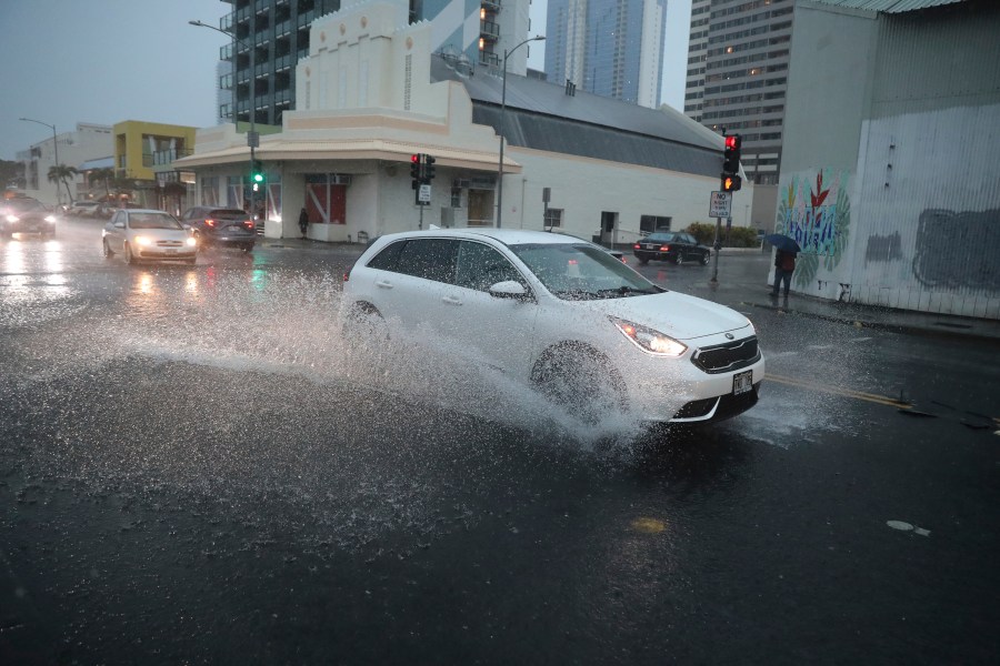 Traffic accidents follow heavy rainfall on Sunday, Honolulu EMS reports