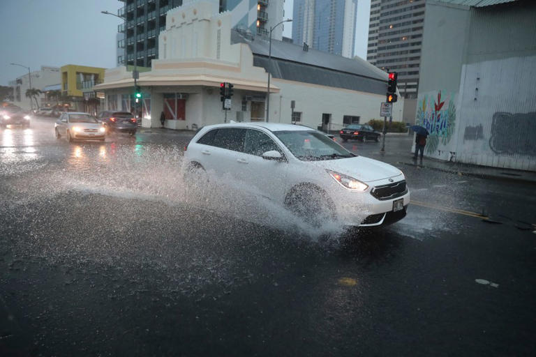 Traffic accidents follow heavy rainfall on Sunday, Honolulu EMS reports