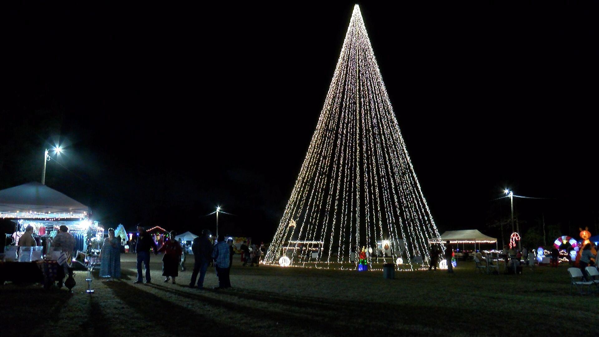 Wiggins church sets state record for tallest Christmas tree
