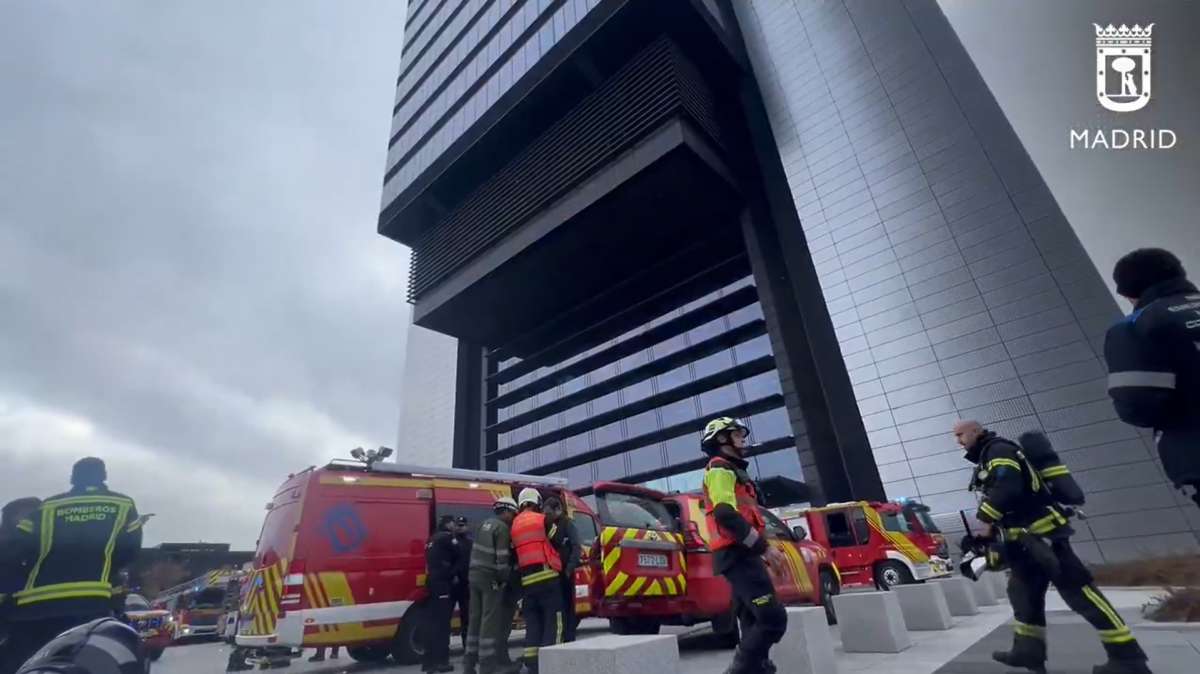 Desalojada la Torre Foster de la Castellana tras un aparatoso incendio ...