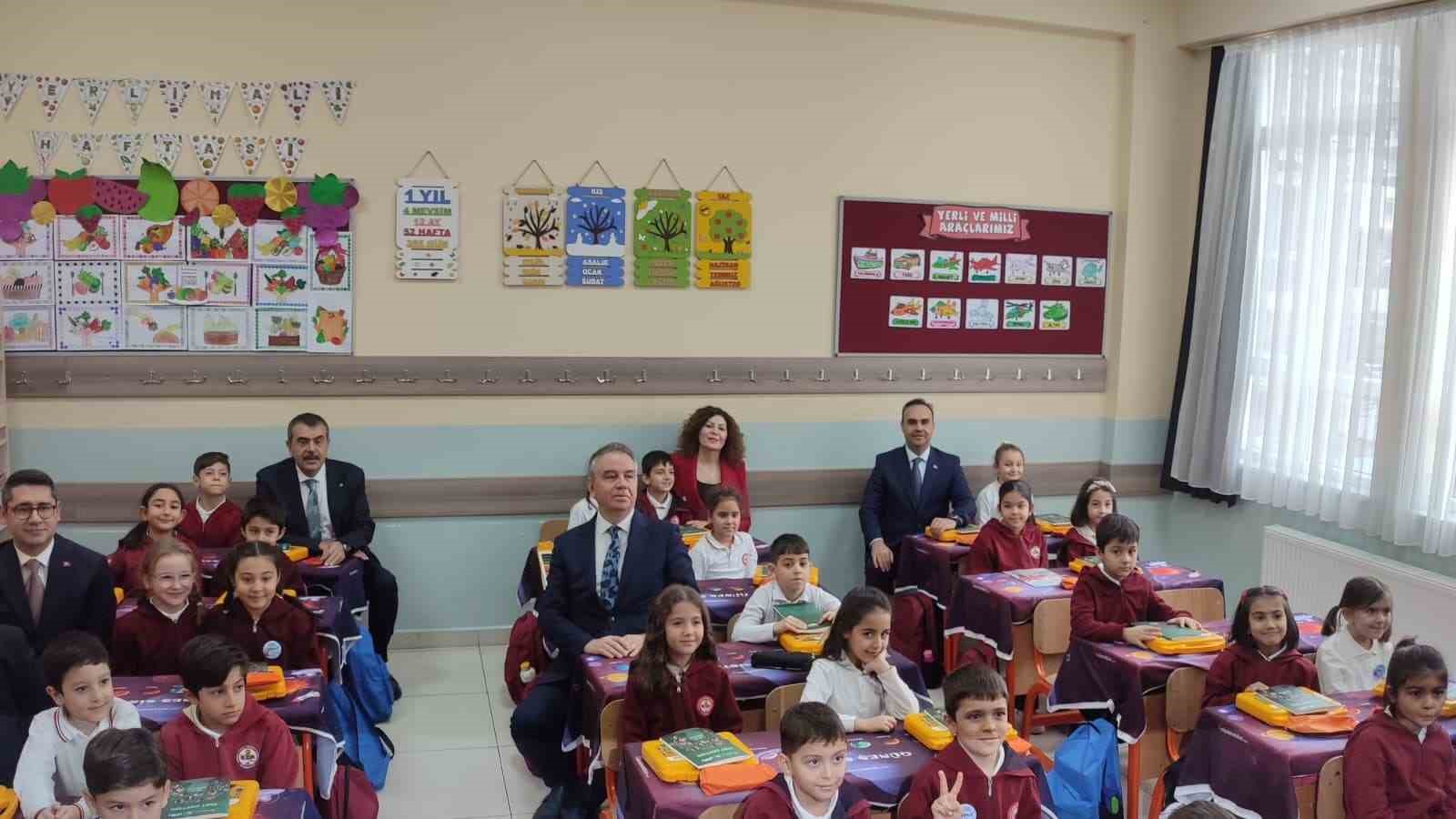 Bakan Tekin: "Ülkesinde yapılanlarla gurur duyan bir nesil yetiştirmek ...