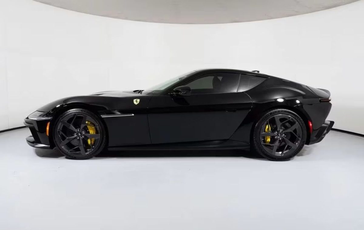 Anche Batman sceglie Ferrari, il Cavallino in versione "cavaliere oscuro"