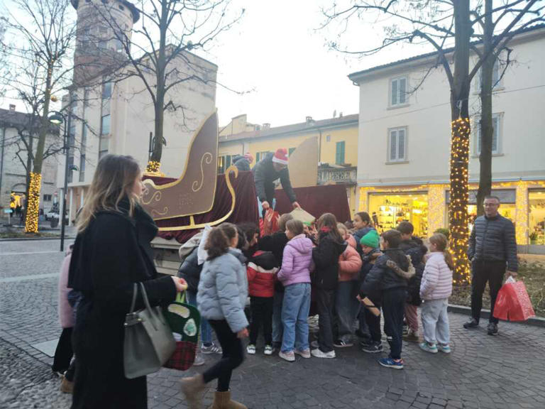 Merate, Santa Lucia porta i doni al Cav: in piazza la consegna