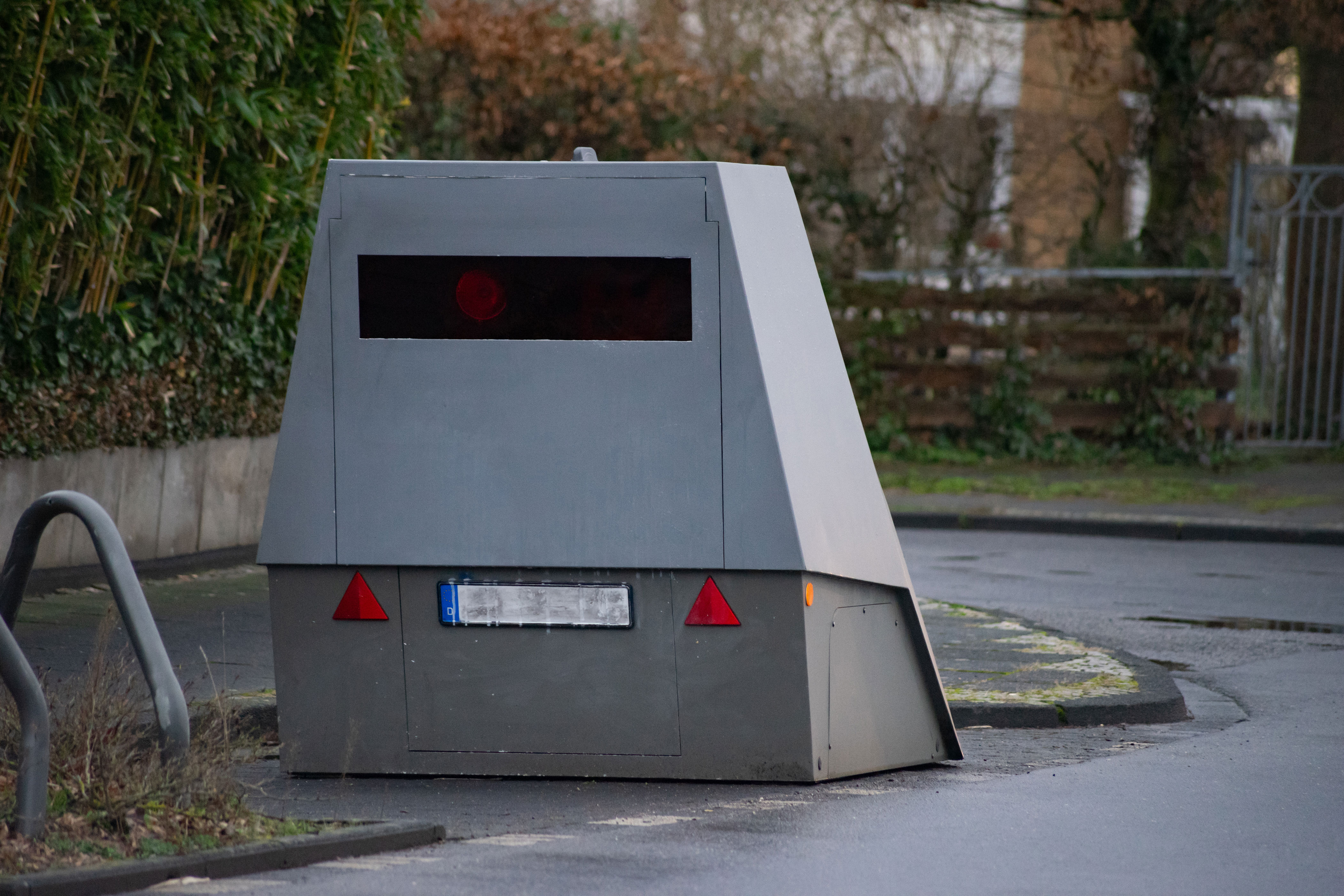 Deze Duitse flitspaal is op hol geslagen en flitst zelfs fietsers met ...