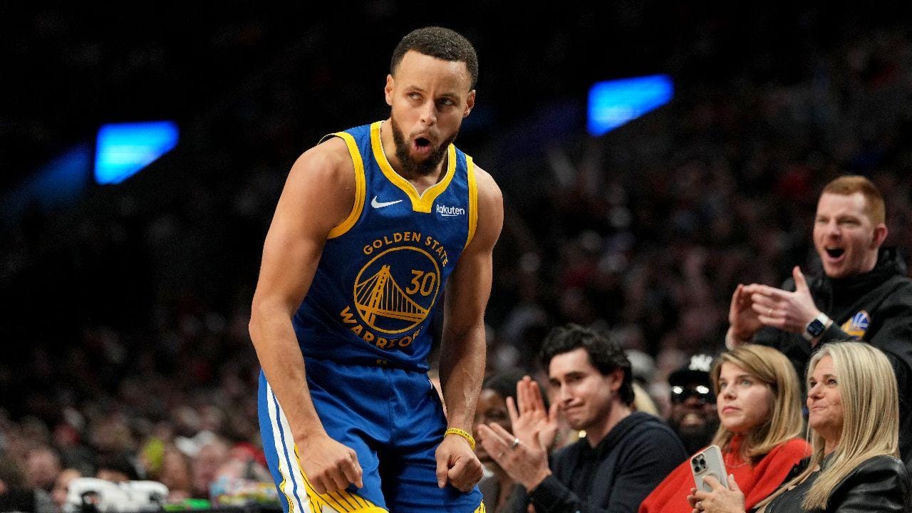 Vídeos: Stephen Curry soma doze triplos e bate marca de Michael Jordan