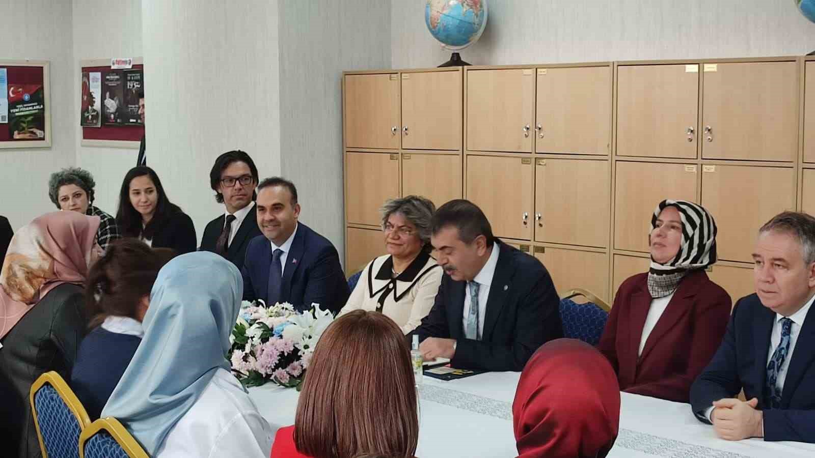 Bakan Tekin: "Ülkesinde yapılanlarla gurur duyan bir nesil yetiştirmek ...