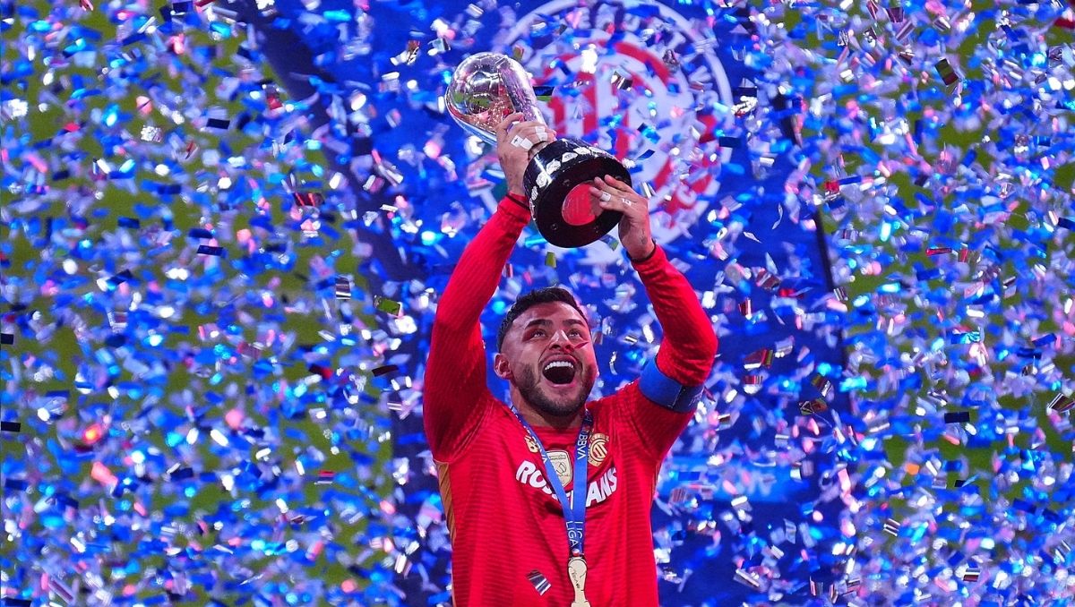 Alexis Vega entrega el trofeo del bicampeonato de la Liga MX a Valentín ...