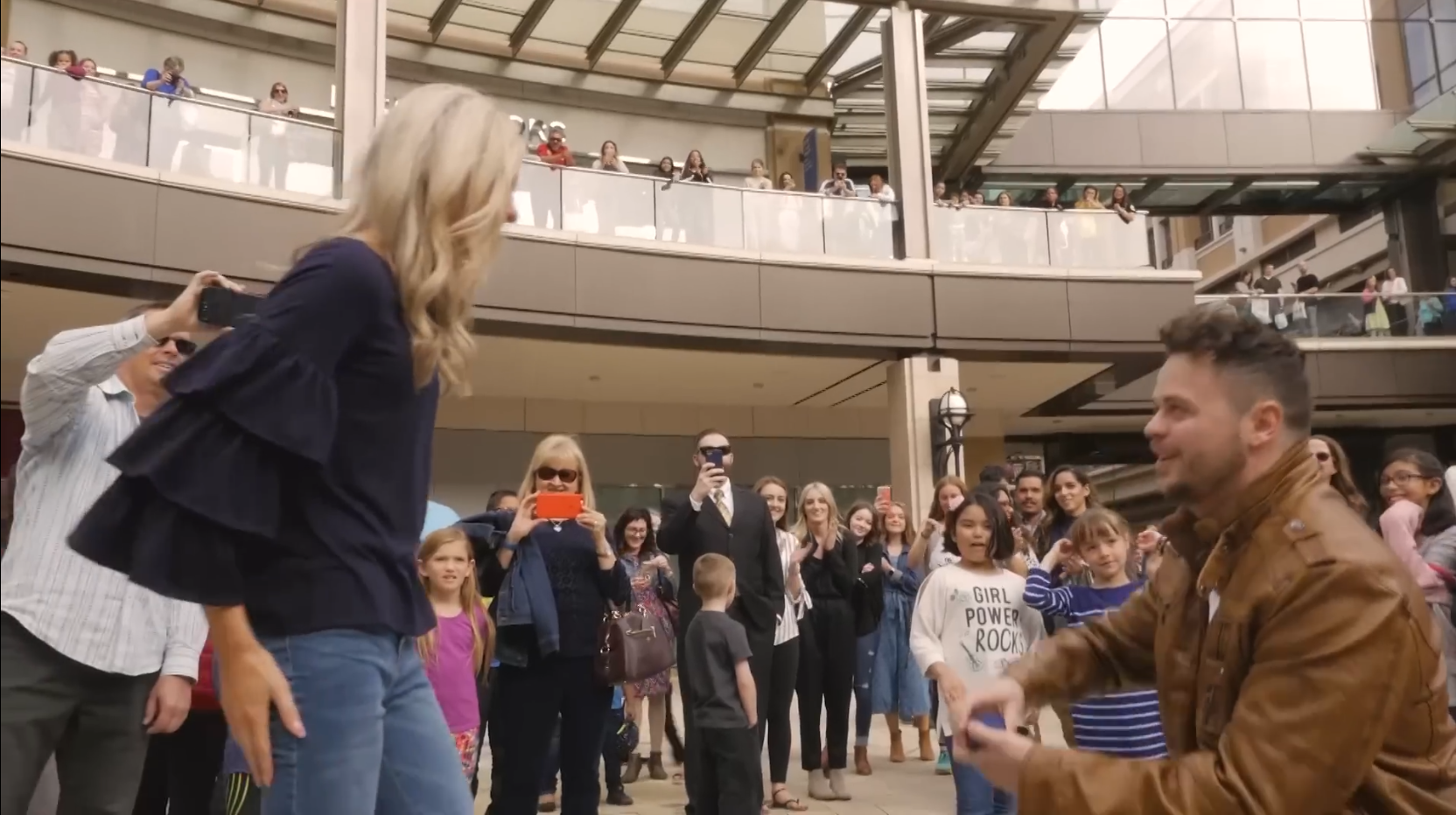 Public proposal with violin and children’s choir
