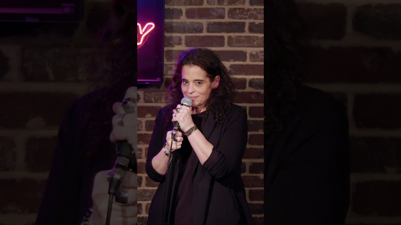 Comedian shuts down an incredibly annoying crowd during wild set