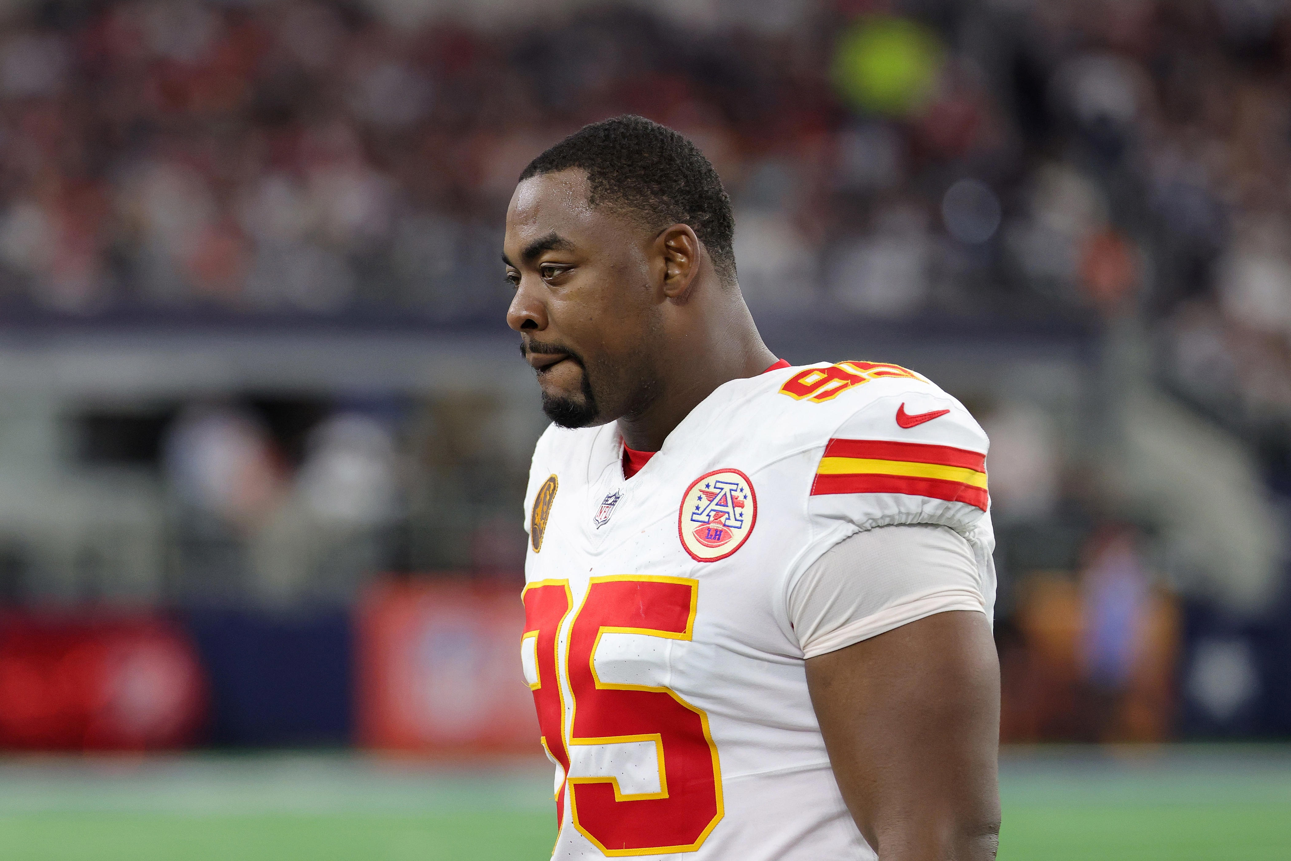 Reporter reveals to Chris Jones that Chiefs eliminated in awkward clip