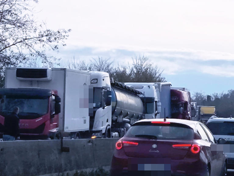 Maxi incidente sulla Pontina: strada chiusa e macchina dei soccorsi per ...