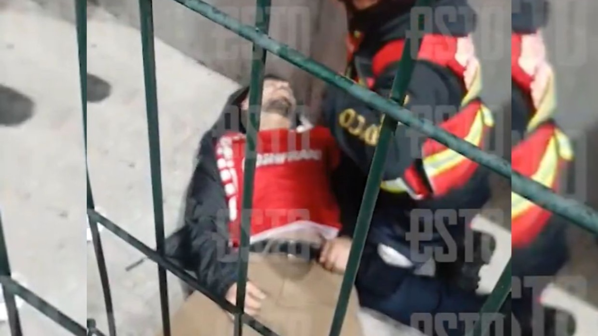 Aficionado de Toluca queda inconsciente tras caer de tribuna de Estadio ...