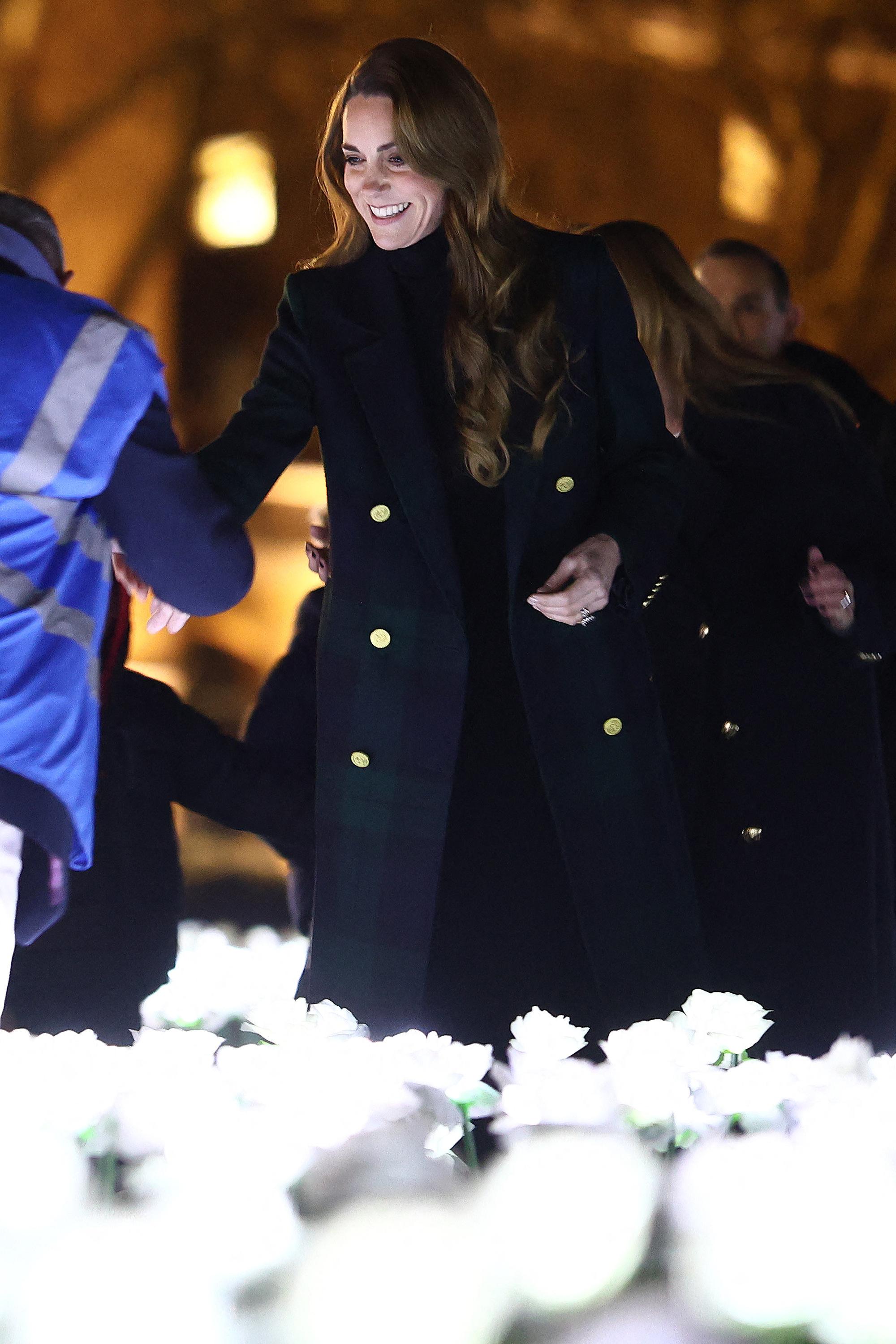 À Chelsea, Kate Middleton réinvente le motif écossais avec un look ...