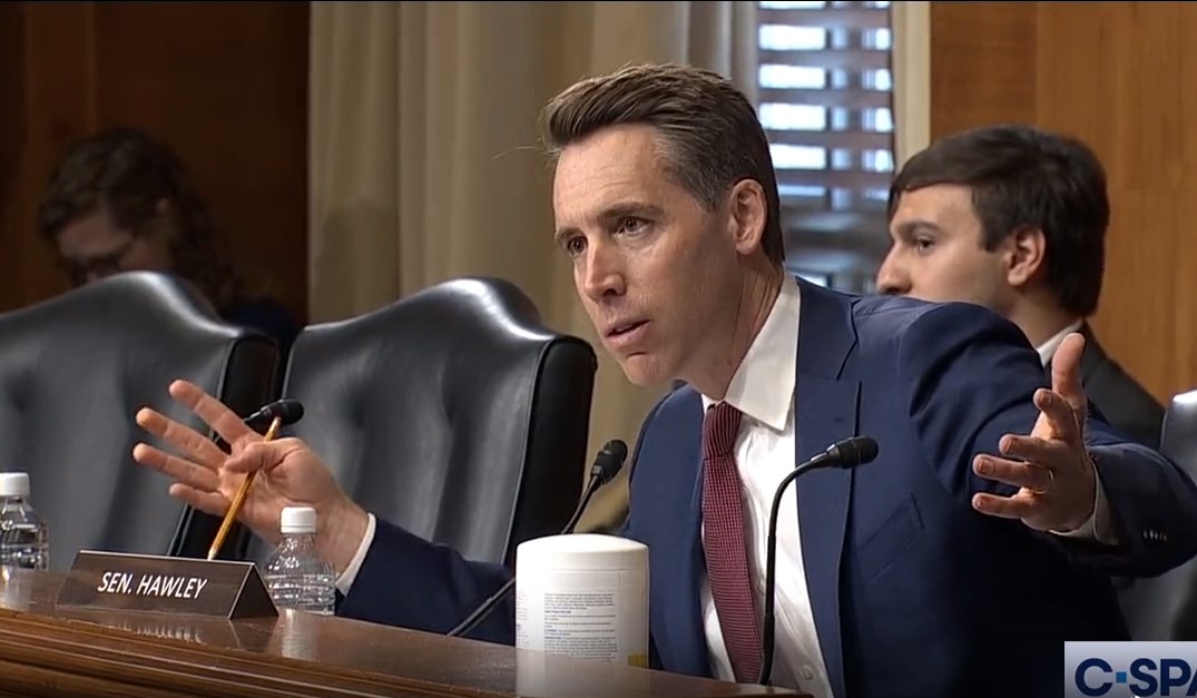 'Height of asinine stupidity': Trump advisor rages at GOP senator ...
