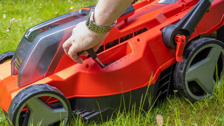 How to adjust your lawn mower's blades for perfect grass