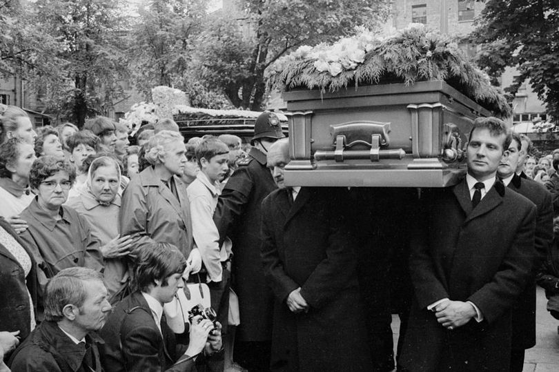 Detalles de la autopsia de Brian Jones tras su misteriosa muerte y su ...