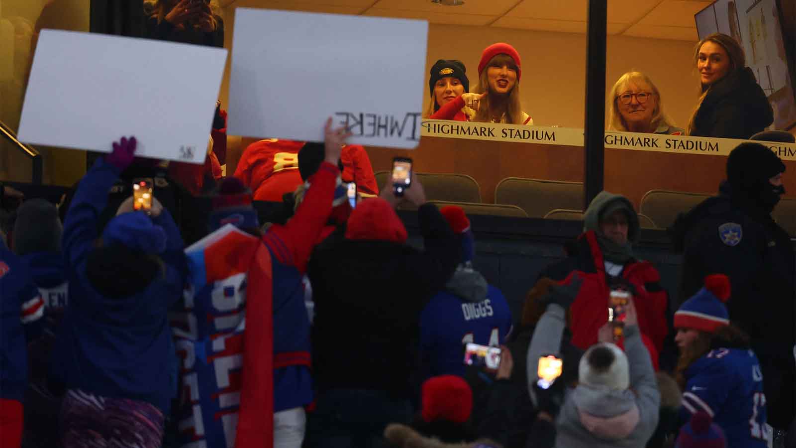 Taylor Swift goes full auntie with Jason, Kylie Kelce’s kids at Chiefs ...