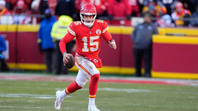 Chiefs QB Gardner Minshew knocked out of game vs. Titans with knee injury