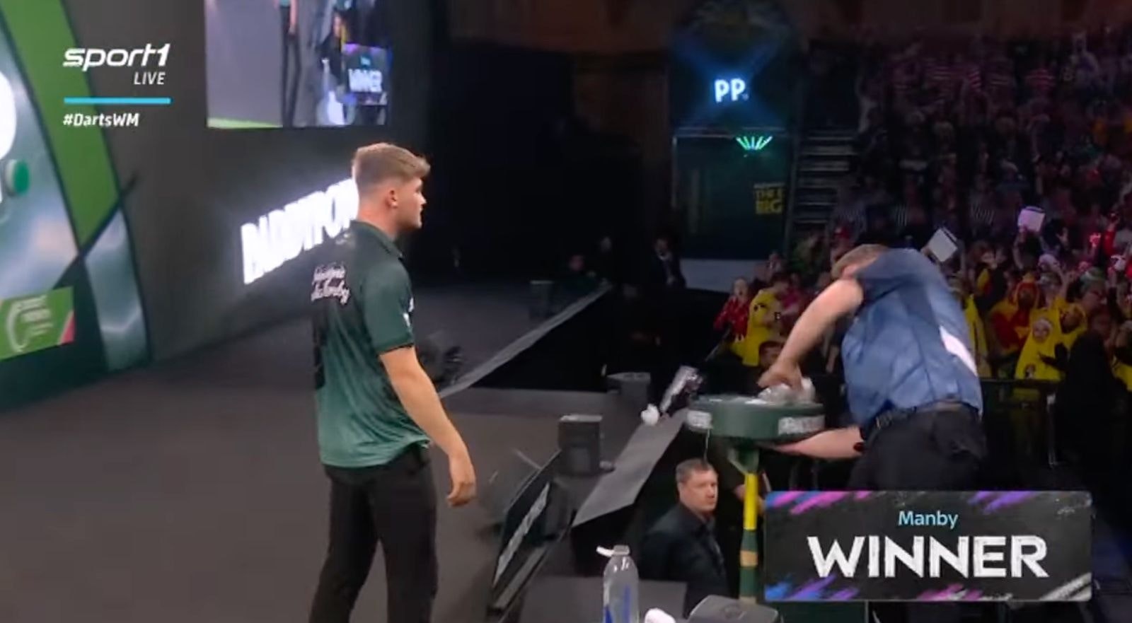 Jetzt erklärt er seinen Ausraster: Darts-Star verlässt blutüberströmt ...