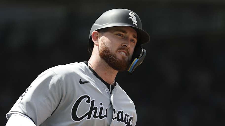 Chicago White Sox re-sign first baseman Tim Elko