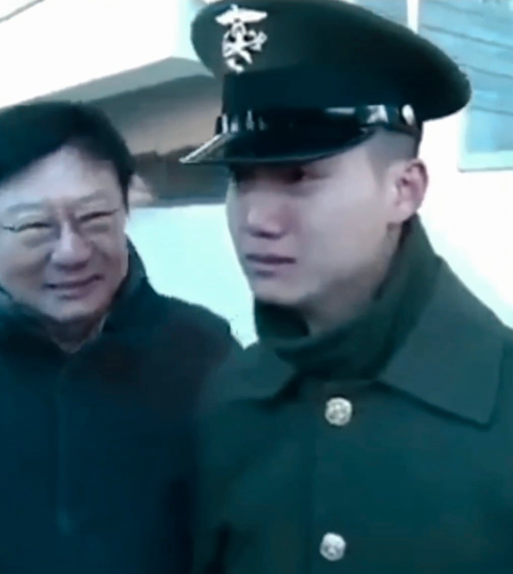 Park Chung-hee's grandson emotionally salutes father after marine training
