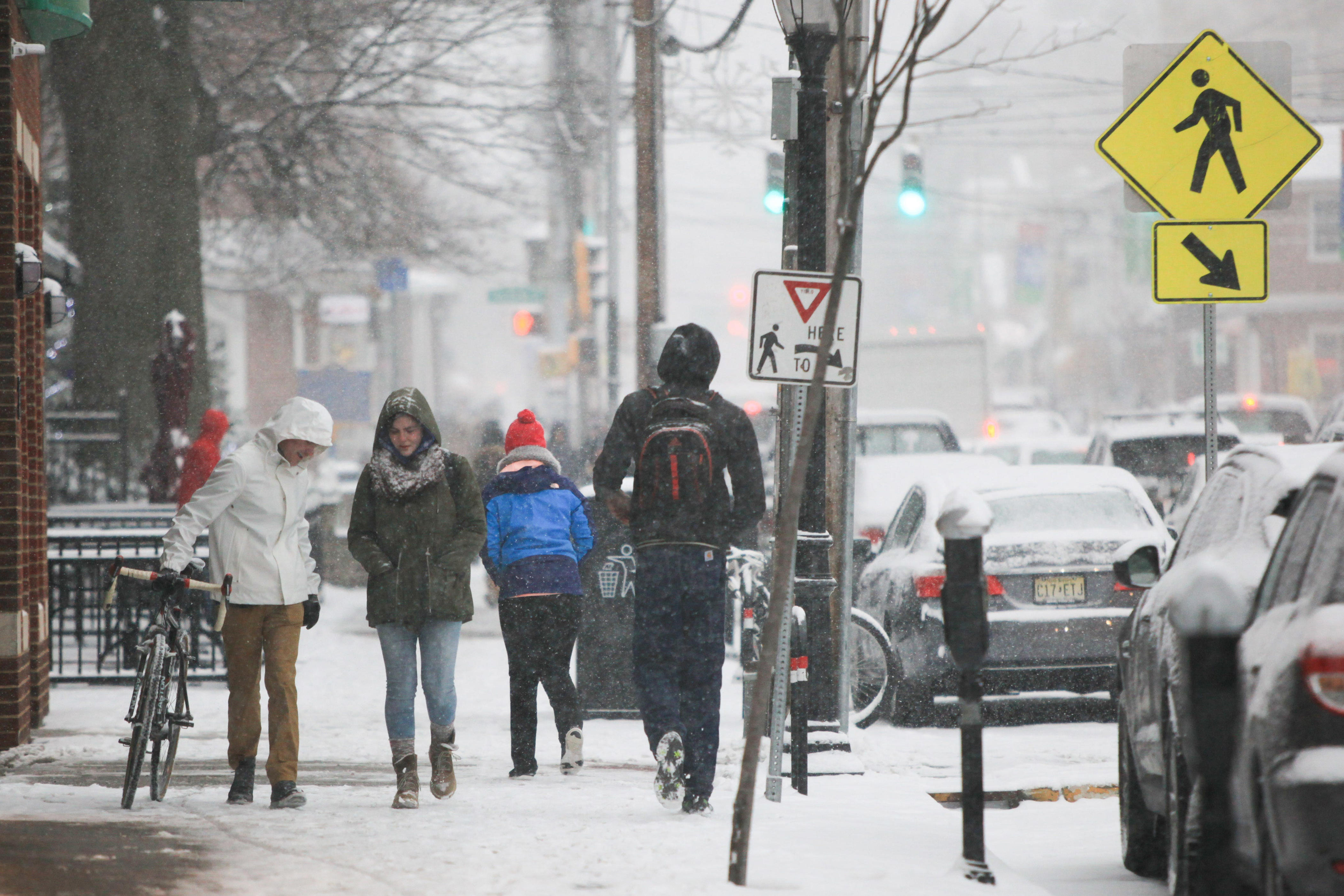 Temperatures to drop in Illinois following warm front: A weekend forecast