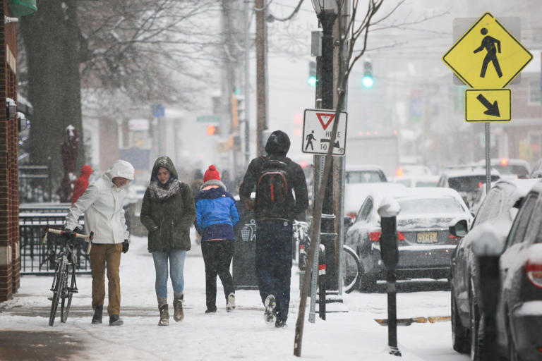 Temperatures to drop in Illinois following warm front: A weekend forecast