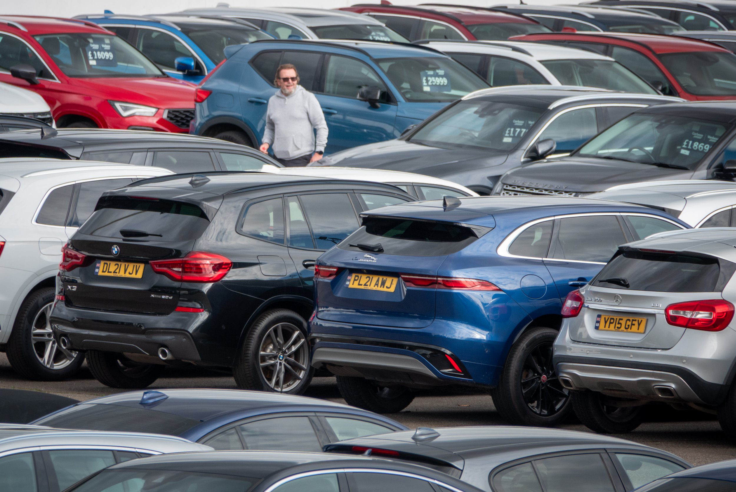 Tories vow to scrap petrol and diesel car sale ban