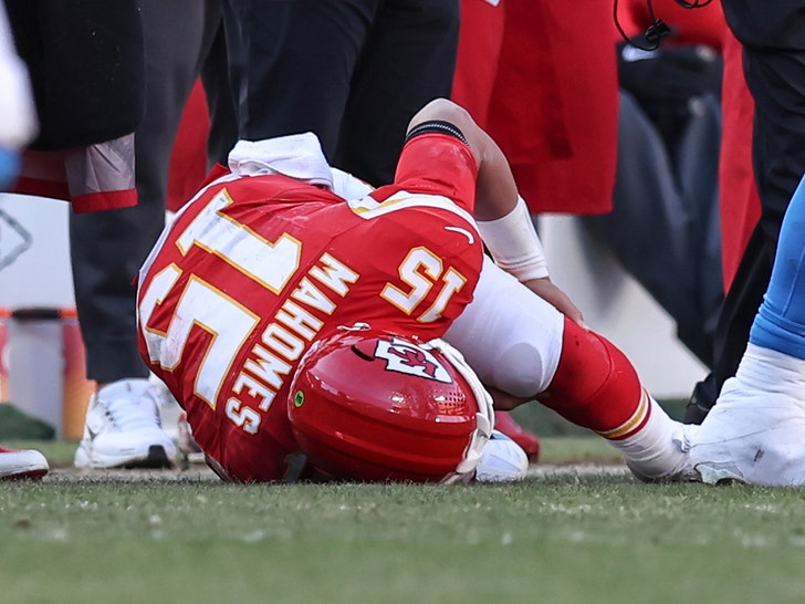 Patrick Mahomes emotional after ACL tear, 'Don't know why this had to ...