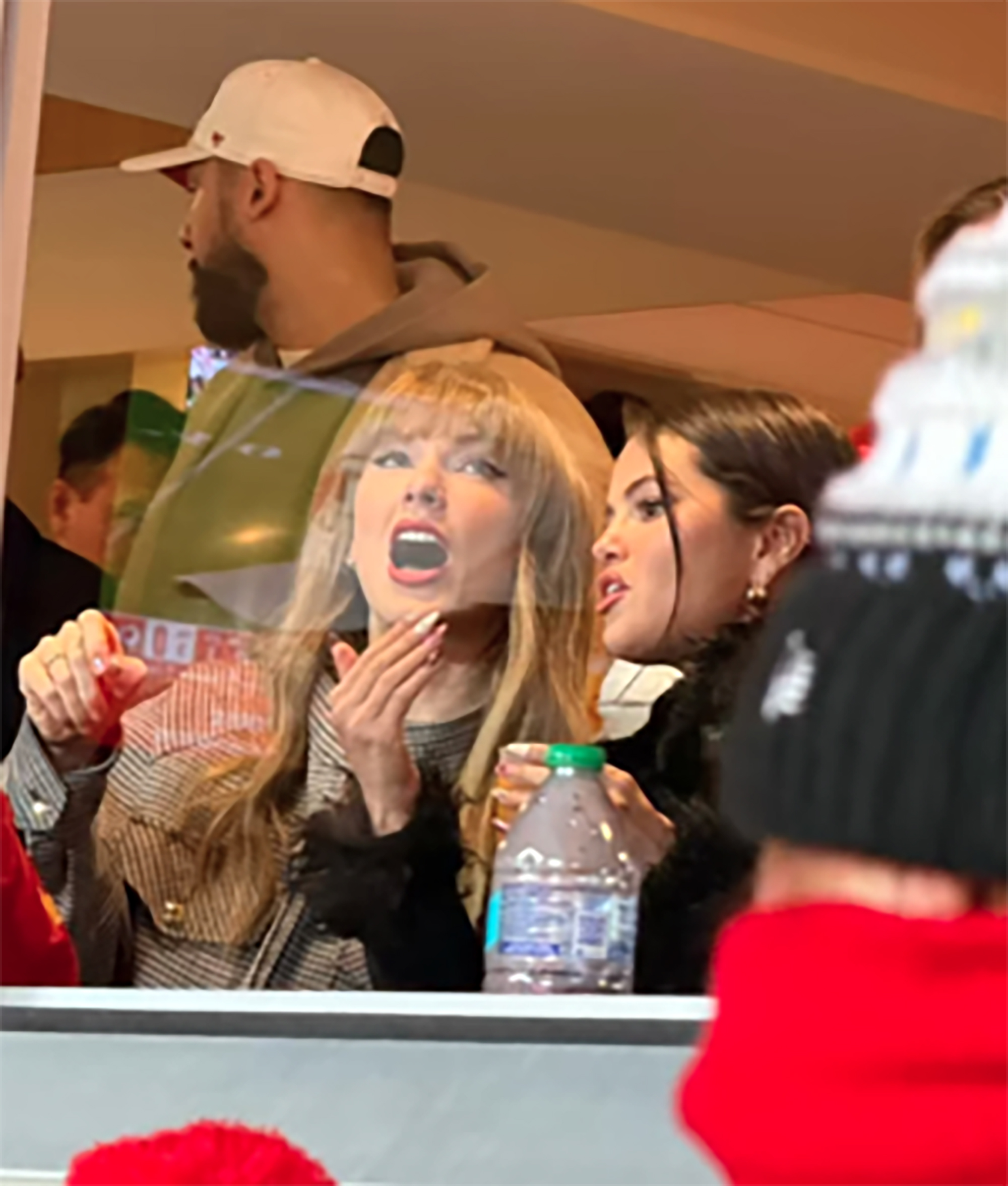Taylor Swift opts for ombré coat in Kansas City colors at Chiefs vs ...