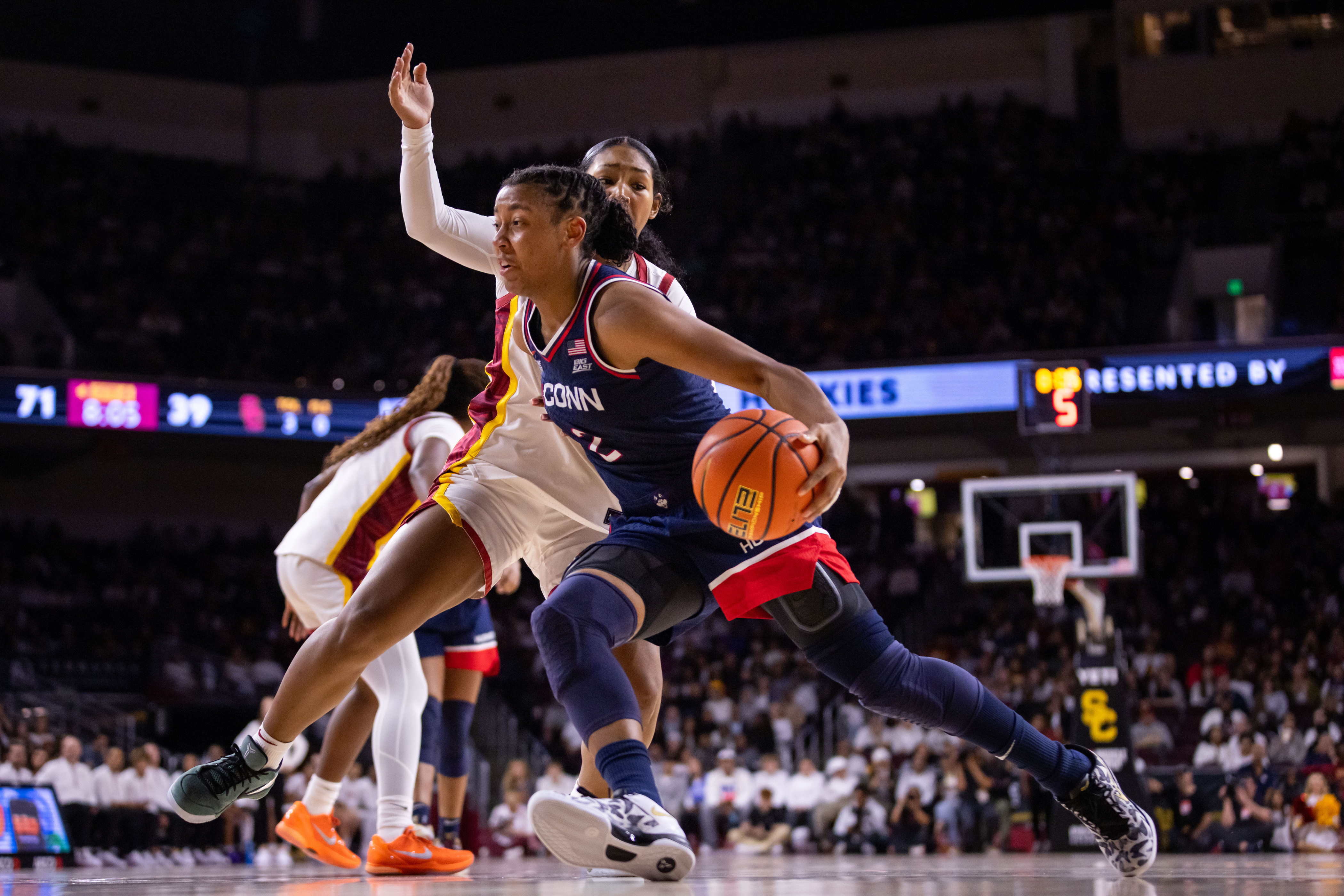 Undefeated UConn keeps top spot in AP Top 25 women's poll; Texas, South ...