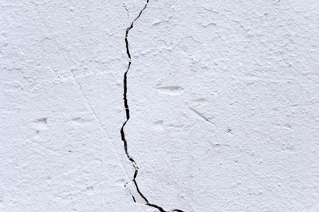 Petits travaux d’isolation : comment combler les fissures, jours et ...