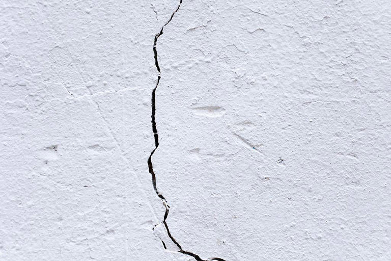 Petits travaux d’isolation : comment combler les fissures, jours et ...