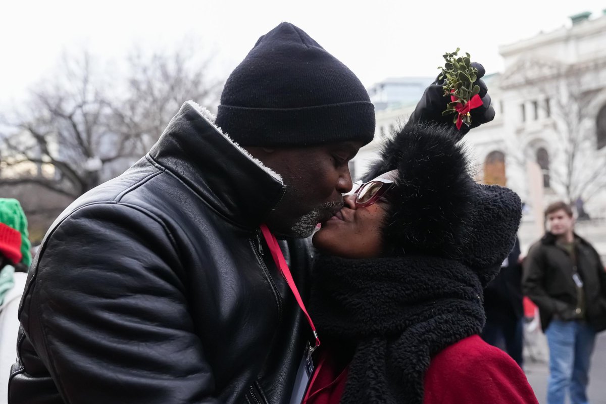 Watch: 1,435 couples kiss under mistletoe to break world record