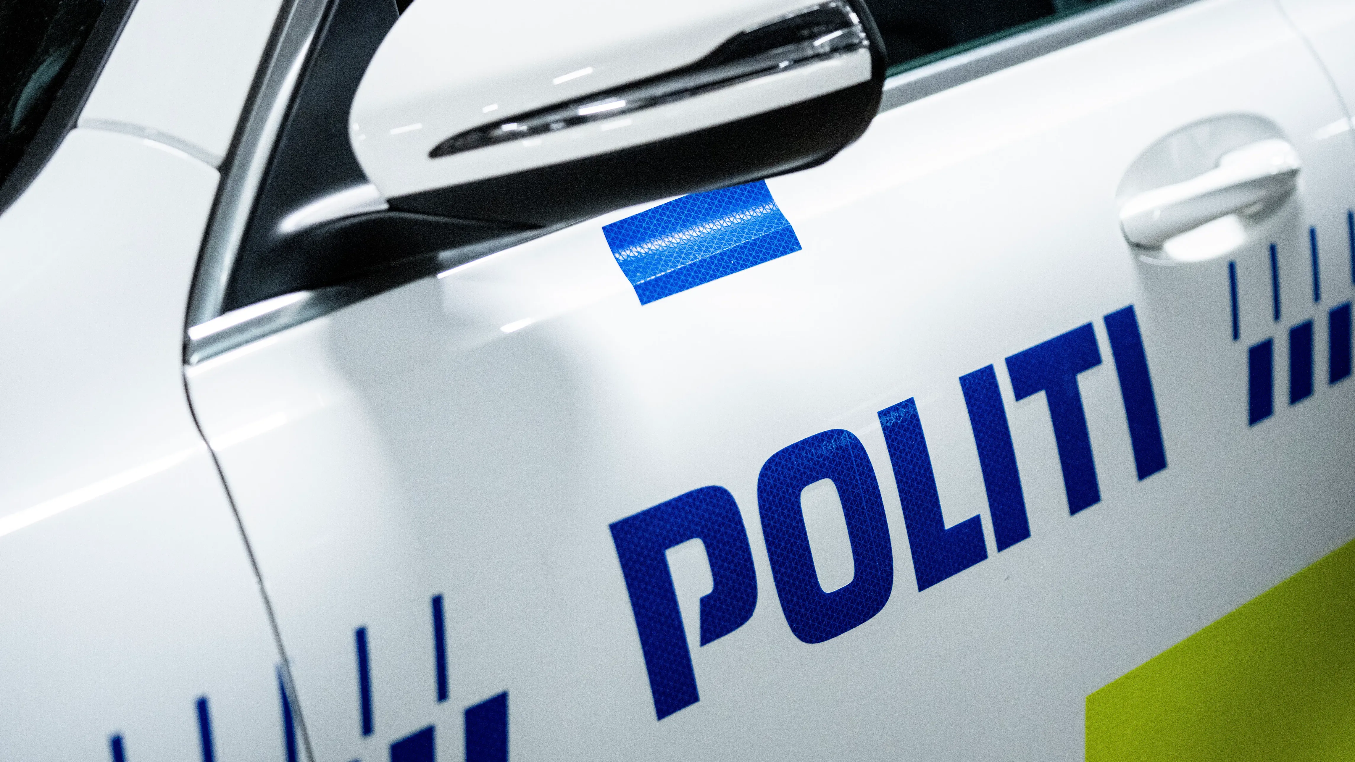 Buschauffør talte i telefon og kørte galt: Ung pige slog hovedet