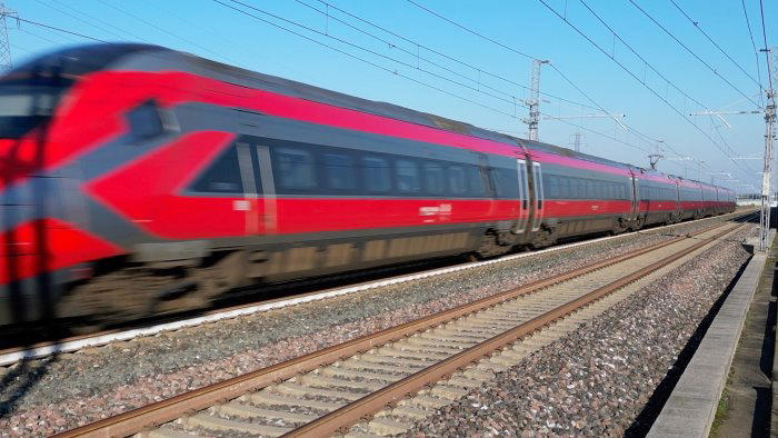 Treno alta velocità urta un mezzo: circolazione bloccata tra Frasso e ...
