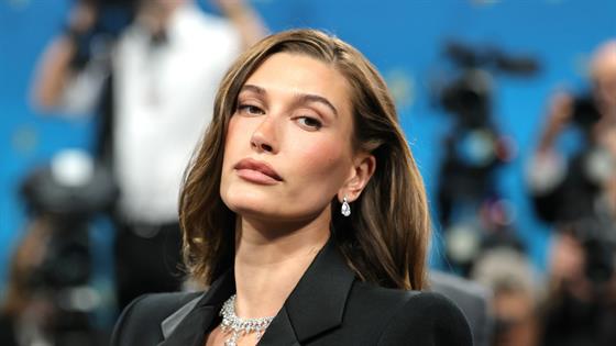 Hailey Bieber reveals chic hair transformation