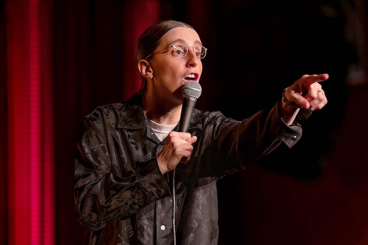 Stream it or skip it: ‘Robby Hoffman: Wake Up’ on Netflix, the comedian ...