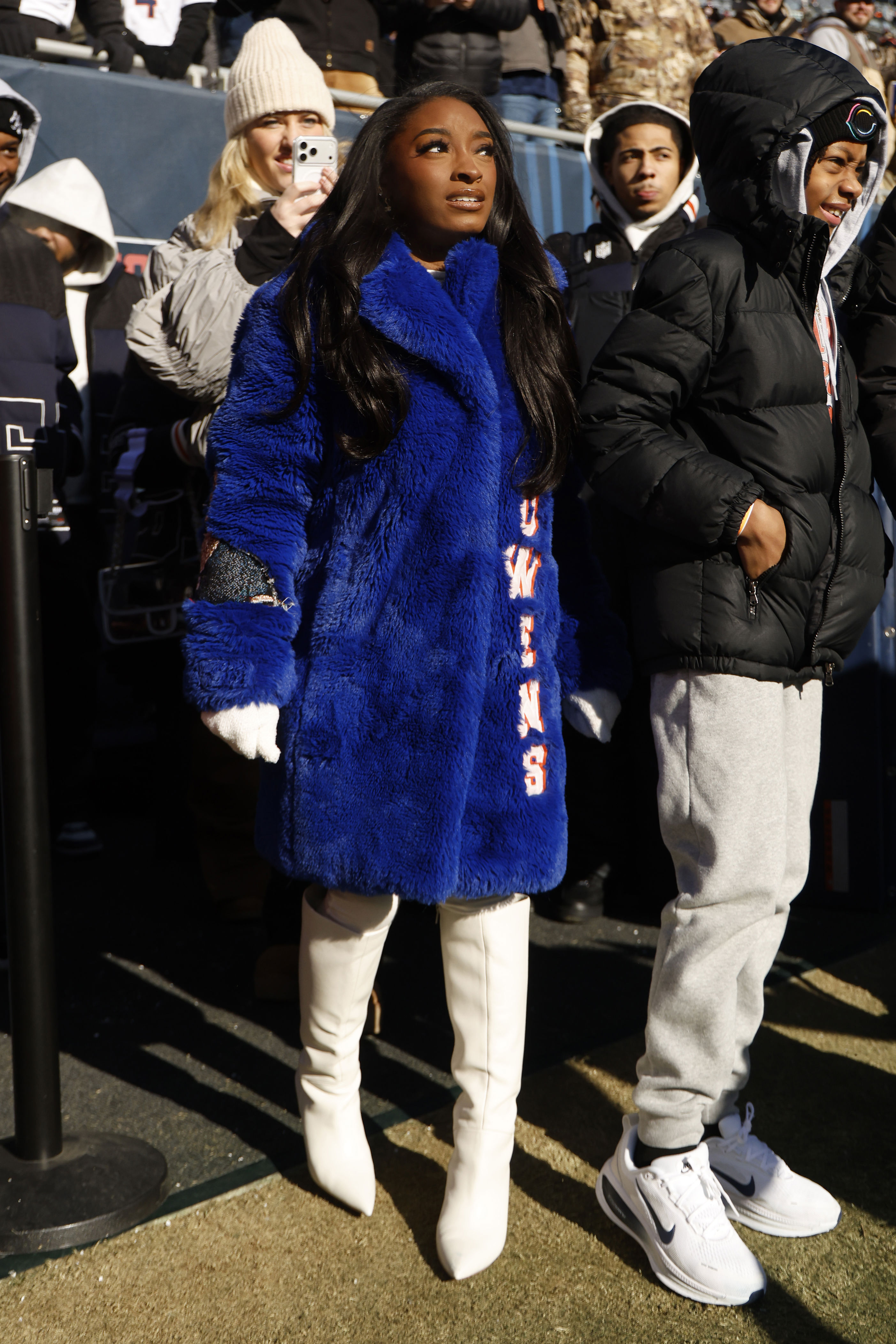 Simone Biles braces for the 'coldest game' in custom Chicago Bears blue ...